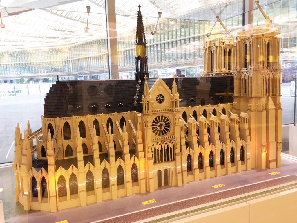子供から大人までが夢中になるレゴで制作されたノートルダム大聖堂！